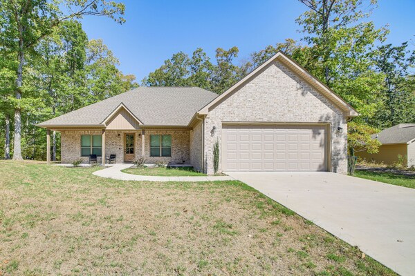 < 1 Mi To Lake Catherine: Home In Gated Community! - Malvern, AR