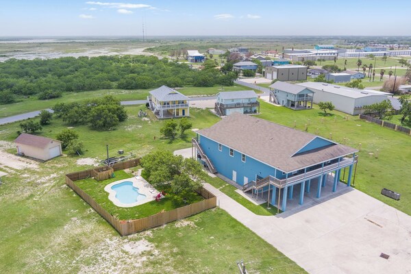 834 Laguna B - Luxurious, Spacious Home Away From Home W/pool! Boat Slip. - Port Mansfield, TX