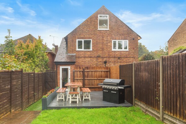 Modern Serenity In Langley Vale - Dorking