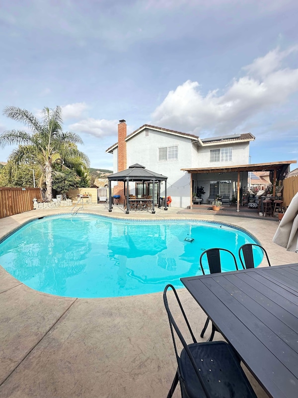 Tranquil Escape: 4-bedroom Home With Modern Amenities And Pool - Vallejo, CA