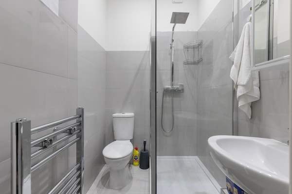 Spacious 4-bedroom Oasis Perfect For Groups & Families, Close To Tower Bridge! - London, UK