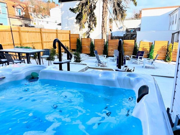 Entirely New! Private Yard W/ Hot Tub! Near It All - Forest Hills, PA