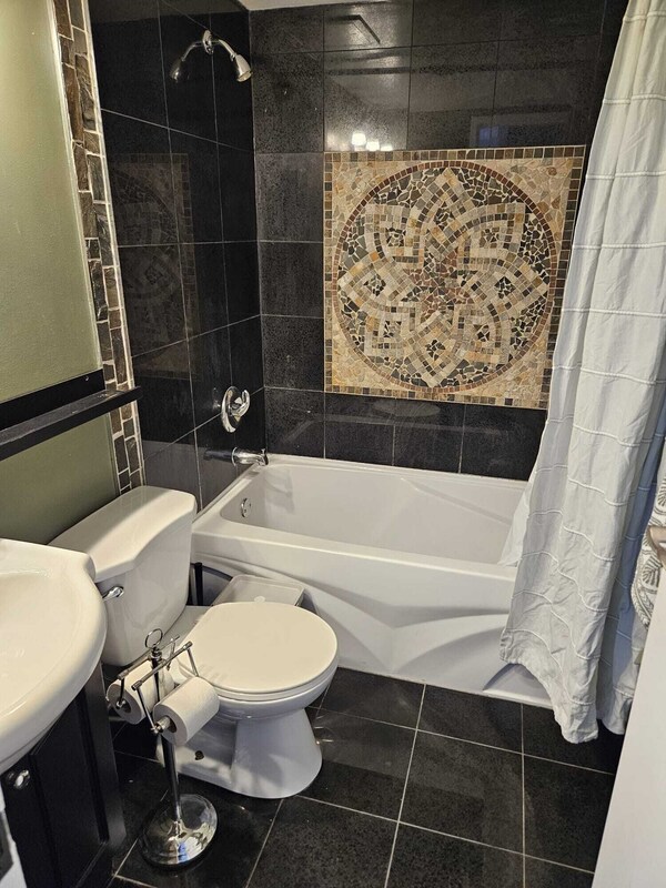 Our Cozy Downtown Calgary Retreat -With Amenities! - 