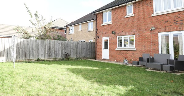 Spacious Home | 3 Bedrooms + 3 Bathrooms Dedicated Office & Parking Close To M4\n - Bracknell