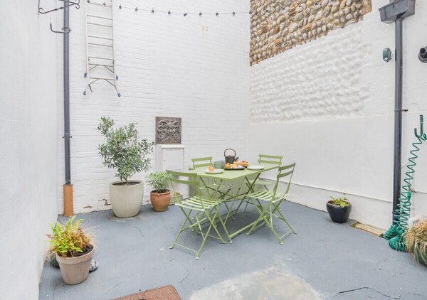 The Snail - Two Bedroom House, Sleeps 4 - Cromer