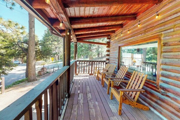 Between The Pines Log Cabin - Running Springs, CA