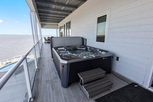 Luxury Lakefront Condo W/ Private Hot Tub & Sauna - Watertown, SD