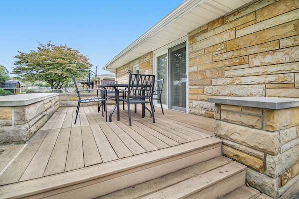 Less Than 1 Block To Notre Dame!  Sleeps 14 - South Bend, IN