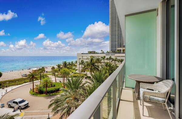 Wake Up To The Sound Of Waves In A Stylish Condo - Miami Gardens, FL