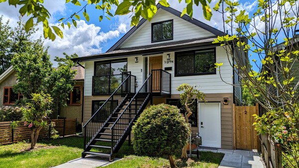 Easy Access Everywhere Ground-floor Suite Near Pne - Vancouver