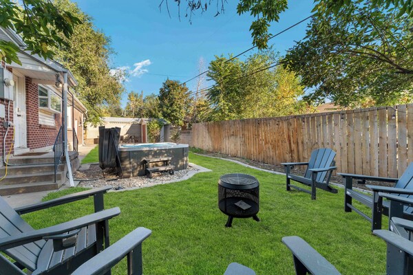 Modern Suburban Getaway: Backyard ~ Hot Tub ~ Bbq! Close To Mountains / Downtown - Salt Lake City, UT