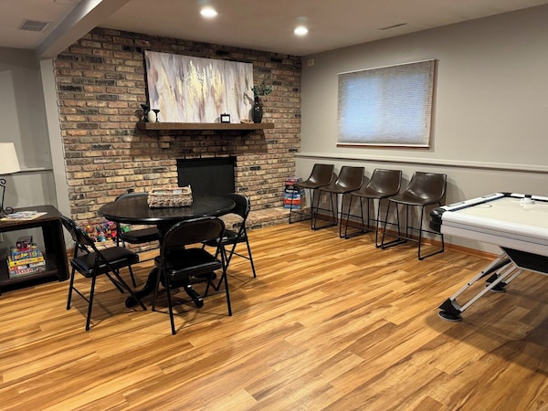 Spacious 6-bedroom Retreat Next To Parkideal For Family & Group Getaways - Ames, IA