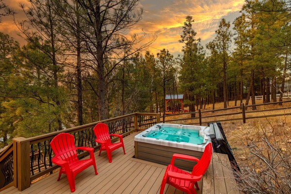 Forest Heights | Mountain Views, Hot Tub, Heated Floors & Pizza Oven - Flagstaff, AZ
