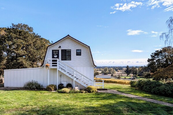 Cozy Barn Cottage Retreat Nestled In The Vineyards Of Eola-amity Hills - Salem, OR