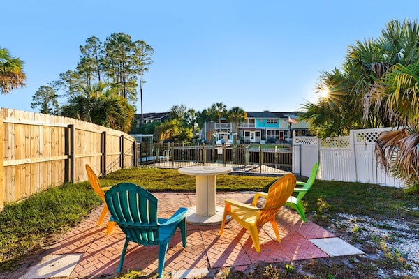 Renovated Canal-front Pet-friendly Home With A Fireplace And Boat Dock, Steps Away From The Marina! - Panama City