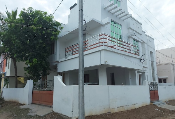 Spacious 4-bedroom 5 Beds Building With Wifi, Ac In Enjoyable Tiruchirappalli - Tiruchirappalli