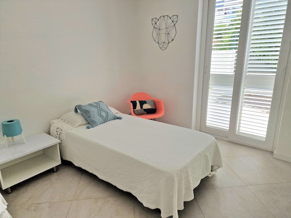 Cascais House W/ Garage Box, 2 Bedrooms + Yard, 1.3km From Beach/center - Estoril