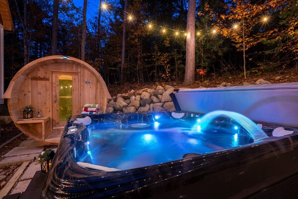 Luxe Retreat: Sleeps 15, Hot Tub, Sauna & Movie Room - Maine
