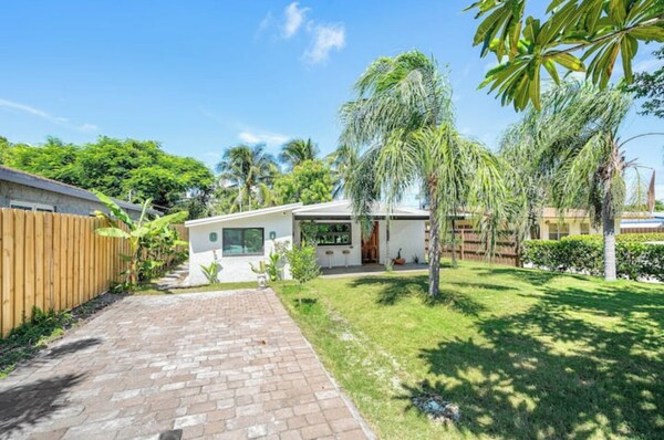 Brand New 2 Bed/2 Bath Tropical Retreat -Big Yard - Delray Beach, FL