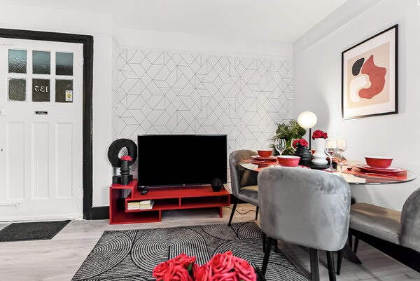 Modern Comfort: Stylish 2br Haven For 5 - Edgware
