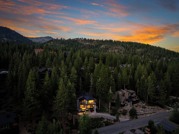 Mountain-top Luxury  Breathtaking Views & Comfort - Nevada