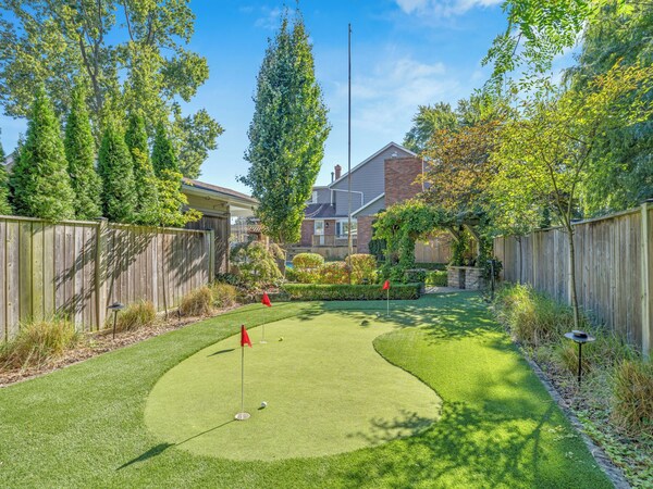 Beautiful Spacious Family Home In Windsor/essex - Lakeshore