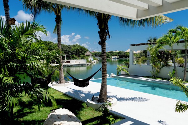 Villa Marina \N\nnew Luxurious Waterfront Villa - Puerto Aventuras