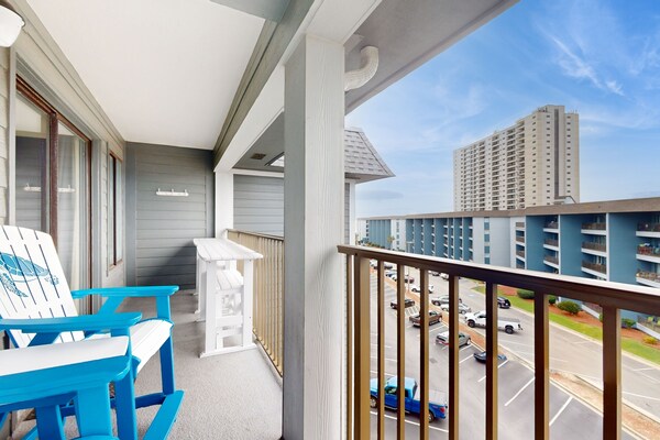 Oceanview Condo With Pool, Hot Tub, Private Balcony & Beach Access - Surfside Beach, SC