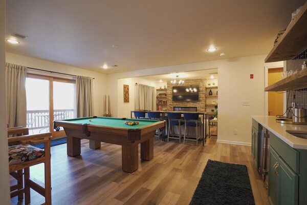 Spacious Family Gem ~ Scenic Lake Views ~ Hot Tub! - 오클랜드