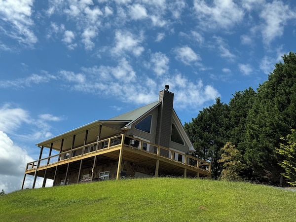 Stunning Lake & Mountain Views W/ Cozy Hot Tub & Porch! - Hiawassee, GA