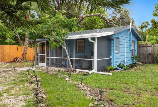 Robinhood's Lil John Coastal Cottage - Siesta Key, FL