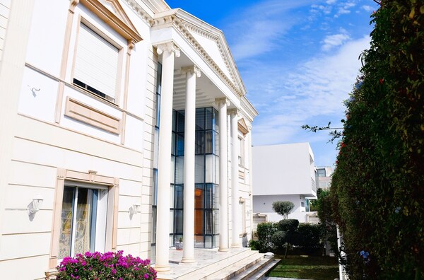 Luxury Villa With Heated Pool, Private Elevator And Wonderful View Of Lake Tunis - Tunus şehir