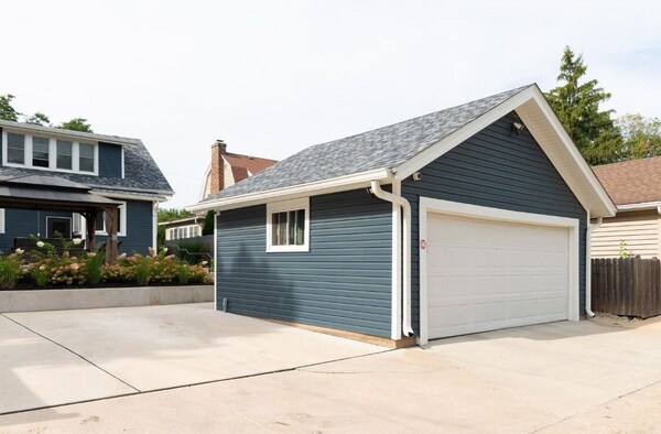 Rockford 2bd W/ Ev Charger, Patio & Fast Wifi, Upscale Furnished Rentals In Rockford, Il | Ideal Sho - Rockford