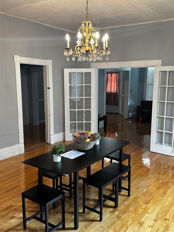 Spacious 4 Bedroom House In Charming Birmingham With Ac, Wifi - Birmingham, AL