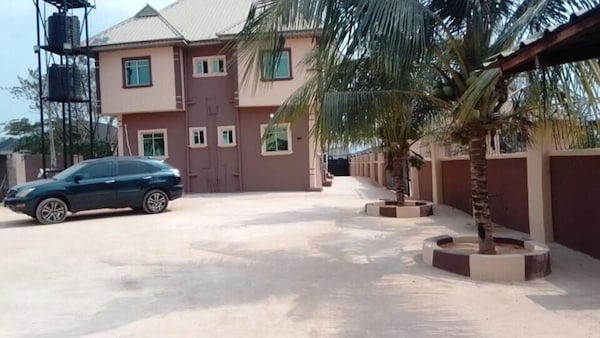 2 Bed-sleeps 4-free Parking-aircon-2 - Benin City