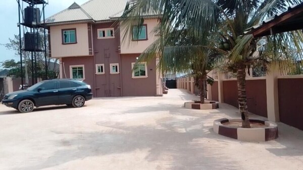2 Bed-sleeps 4-free Parking-aircon-3 - Benin City
