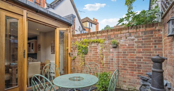 Corner Cottage - 3 Beds, Bathtub, Outdoor Terrace - Marlow