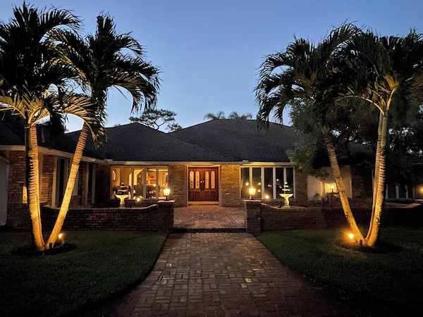 Spacious And Serene Equestrian Home With Saltwater Pool In Wellington. - Royal Palm Beach, FL