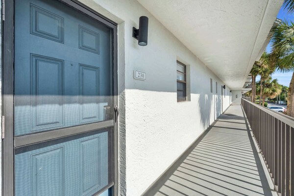 Fantastic Views - A Fully Renovated Deluxe Condo W Private Beach Access - Naples