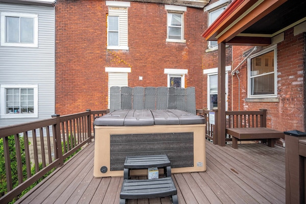 Doctors Retreat W/ Hot Tub - Covington, KY