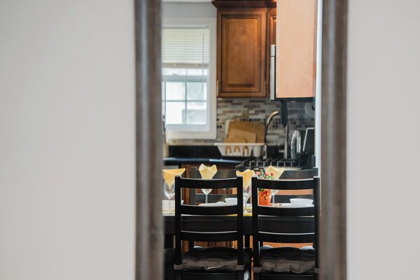 74l - 2br Quincy - Cozy Couple Hideout Near Wollaston Beach - Quincy, MA
