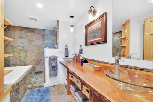 1 King Bed, 1 Queen Sleeper Sofa<br>walk-in Shower, Soaker Tub,. Bath 2 Shower With Tub <Br>scenic View Overlooking Mallets Bay<br>three Floors With Loft. - Vermont
