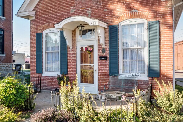 Landmark, Accessible Home In The Heart Of Bellevilles Historic Downtown - Belleville, IL
