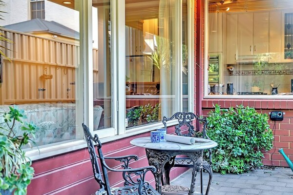Picket Fence Cottage Steps From Adelaide Oval - Adelaide