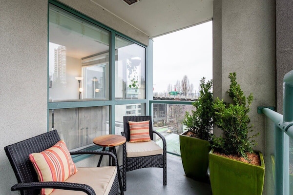 Modern & Bright Downtown Haven ~ Pool ~ Gym ~ Pkg! - Vancouver