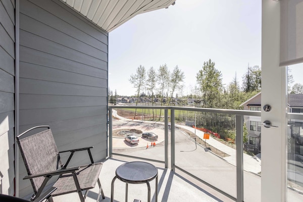 Modern & Tranquil Langley Gem ~ Balcony ~ Parking! - Langley