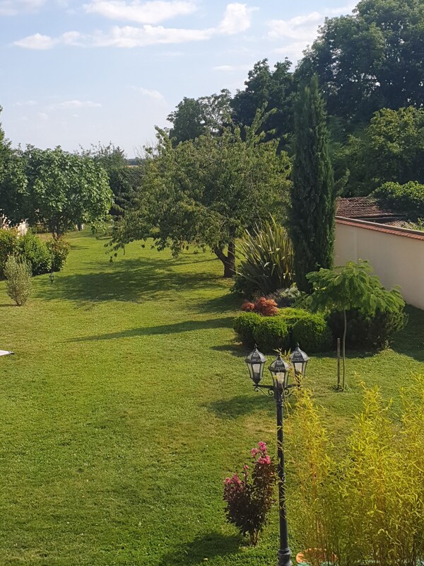 Cozy 2-bedroom Apartment With Wifi, Secured Car Park, Minutes Away From Disney - Montévrain