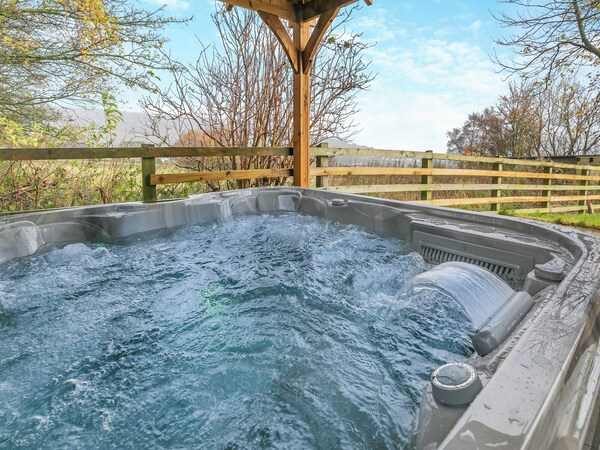4 Bedroom Accommodation In Golcar, Near Huddersfield - Derbyshire