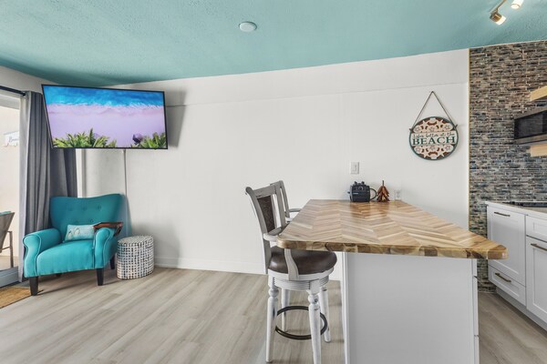 Amazing Ocean Front Property On Daytona Beach With Amazing Views & Full Kitchen - Daytona Lagoon, Daytona Beach