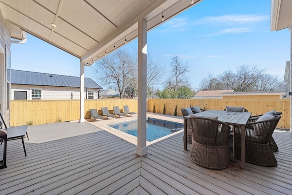Gloria Estate- 2 Blocks To Silos - Waco, TX
